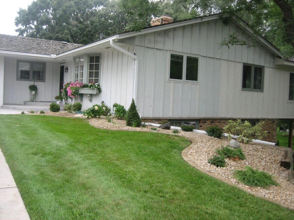 Front Foundation Landscape Installed in Edina - Pahl's Market - Apple ...